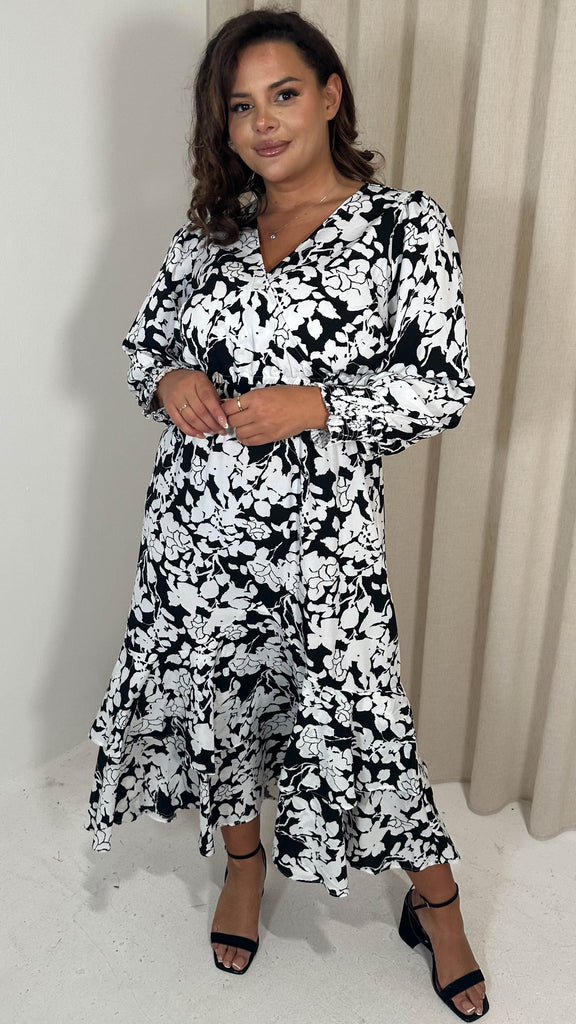 CurveWow Tiered Hem Maxi Dress Mono Floral – Curvewow